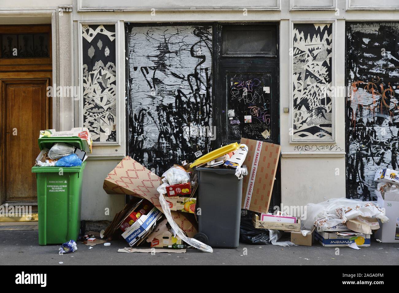 Trash cans in Paris Street - Paris - France Stock Photo - Alamy