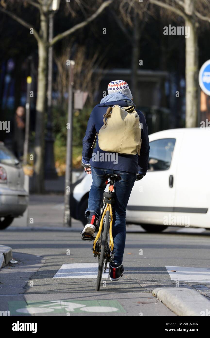 Paris cycling route hi-res stock photography and images - Alamy