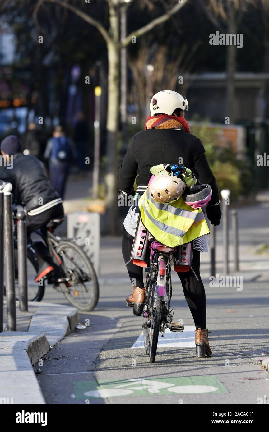 Paris cycling route hi-res stock photography and images - Alamy