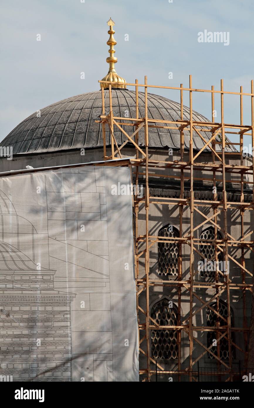 Tarpaulin architecture hi-res stock photography and images - Alamy