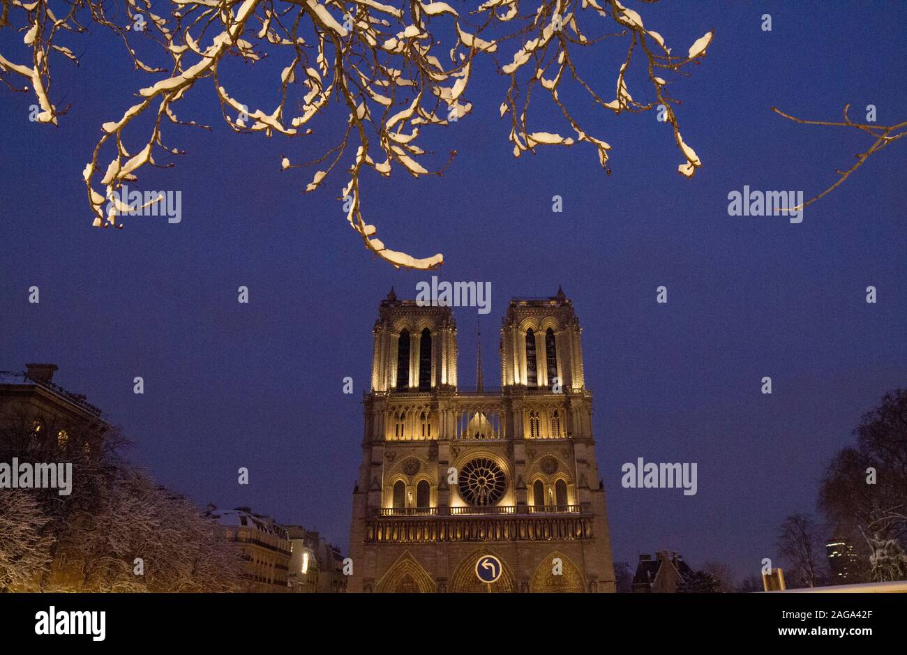 Paris nuit neige hi-res stock photography and images - Alamy