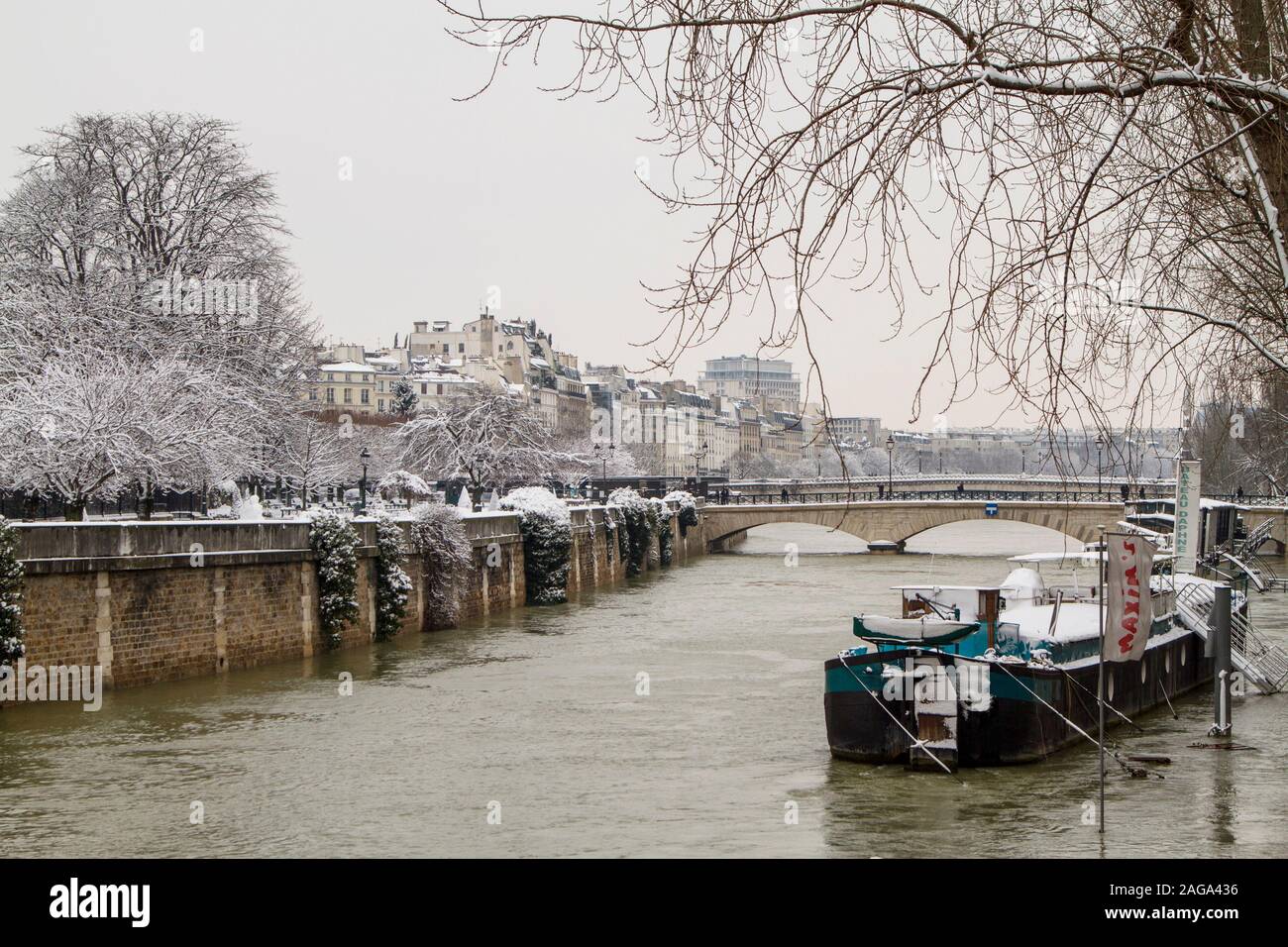 PARIS UNDER SNOW, FRANCE Stock Photo - Alamy