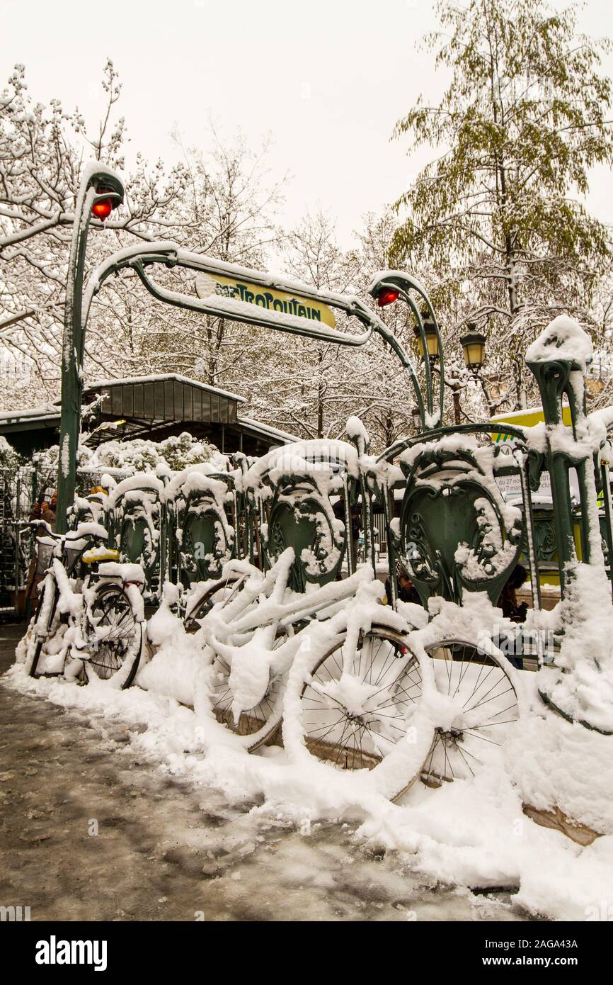 PARIS UNDER SNOW, FRANCE Stock Photo - Alamy