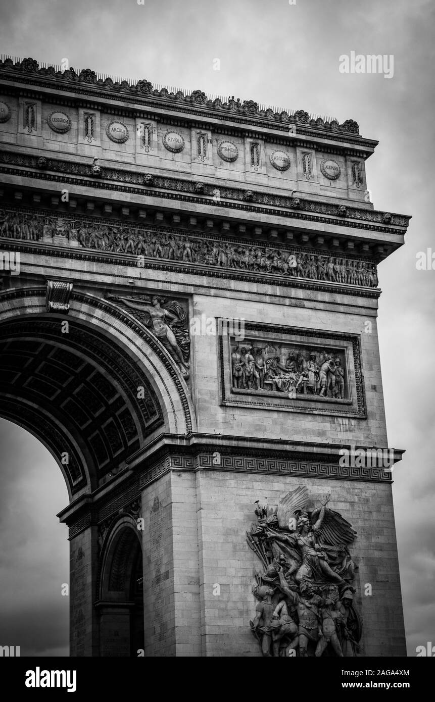Grayscale closeup shot of the famous historic Arc de Triomphe de l ...