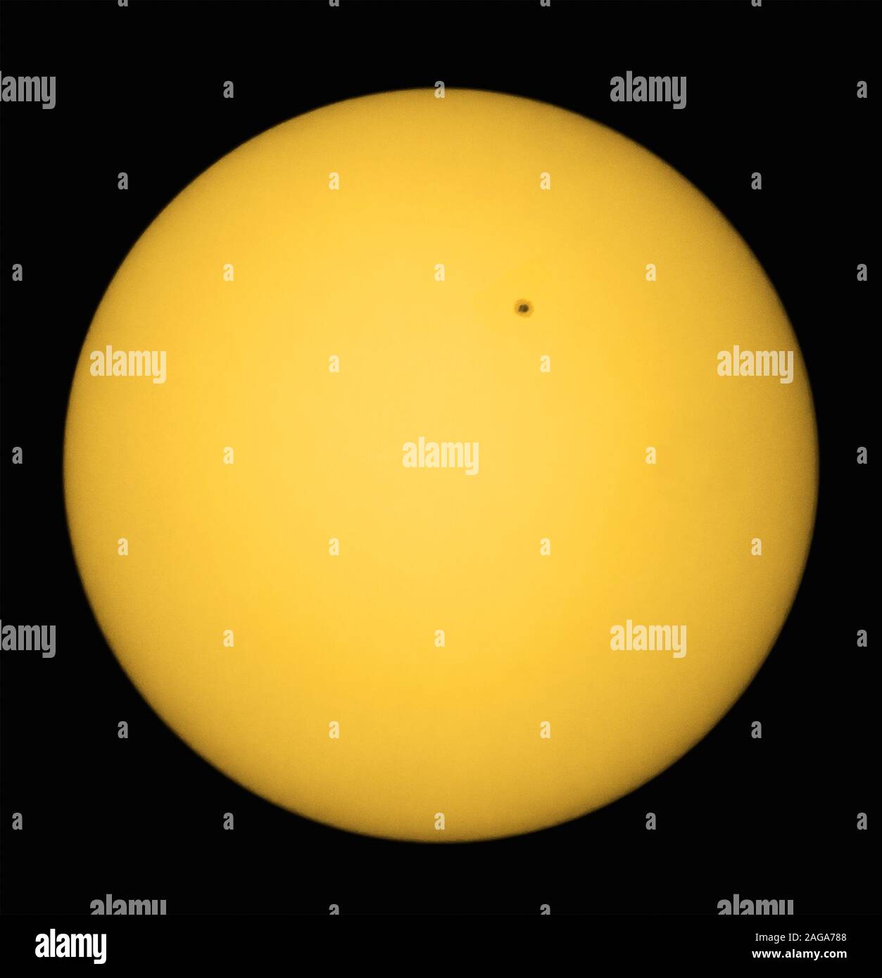 Amazing shot of the sun photographed through a solar filter with the ...