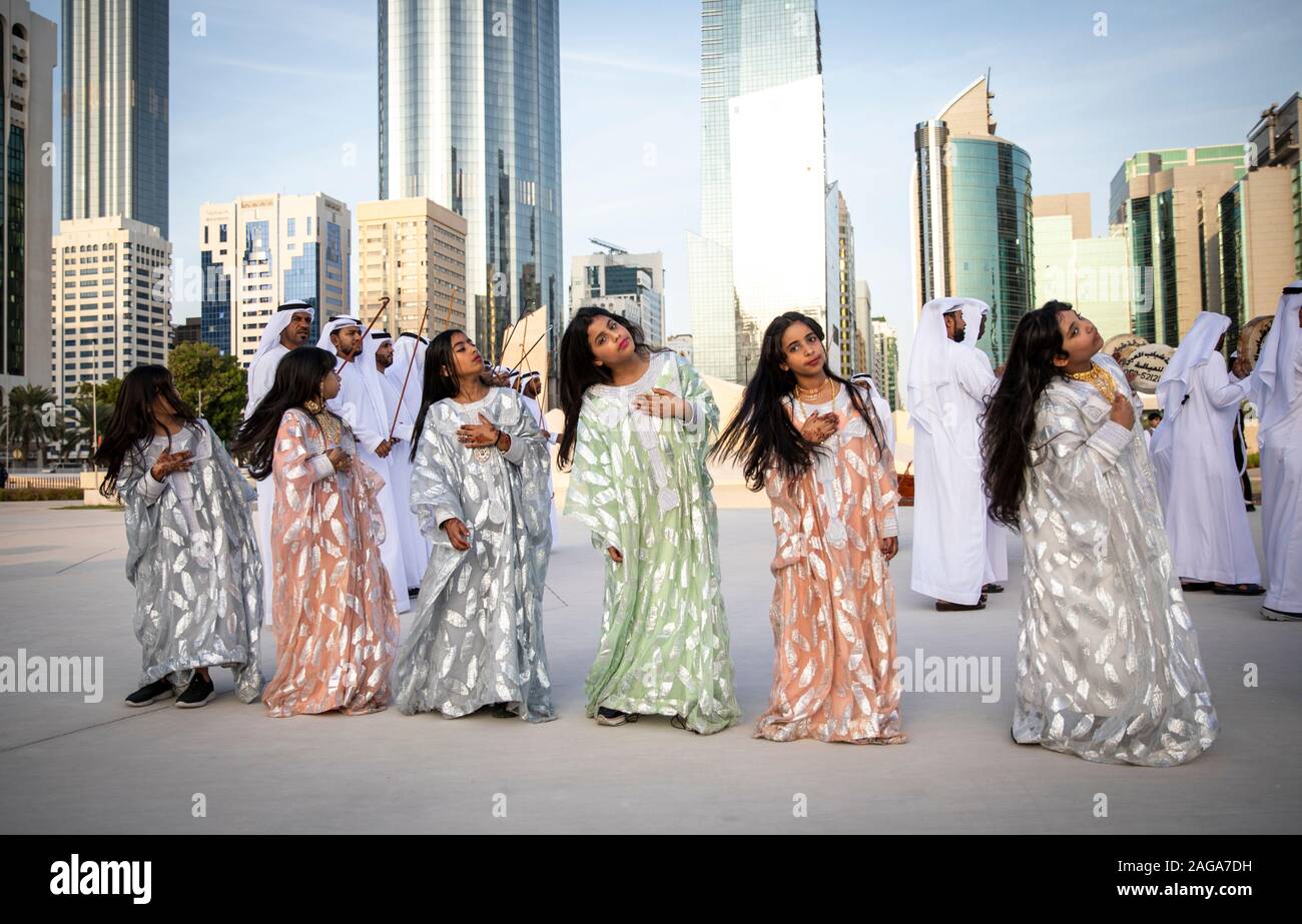 Uae heritage dance hi-res stock photography and images - Alamy
