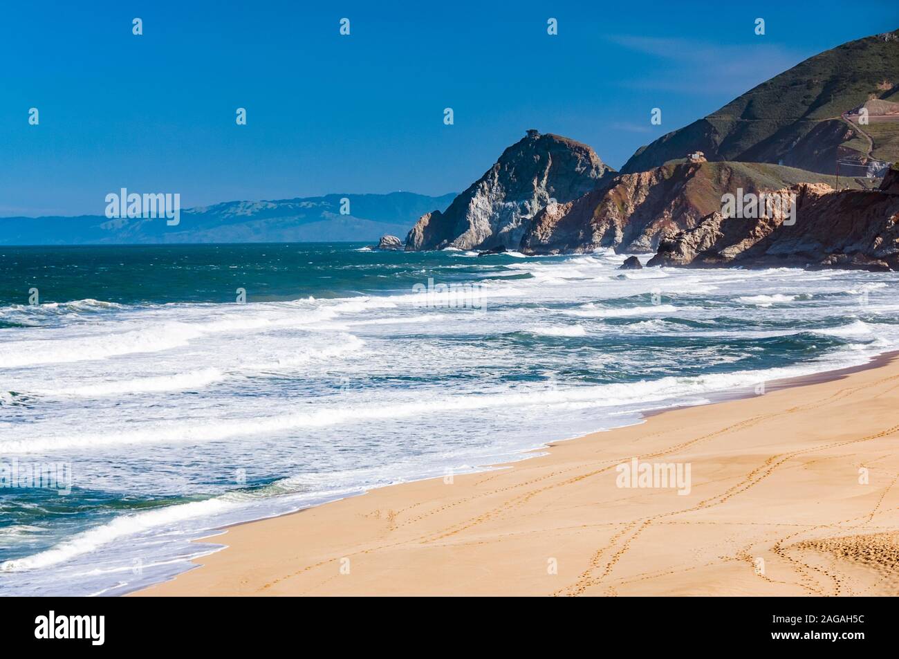 Pacific Ocean and beach along the Pacific Coast Highway (route 1 ...