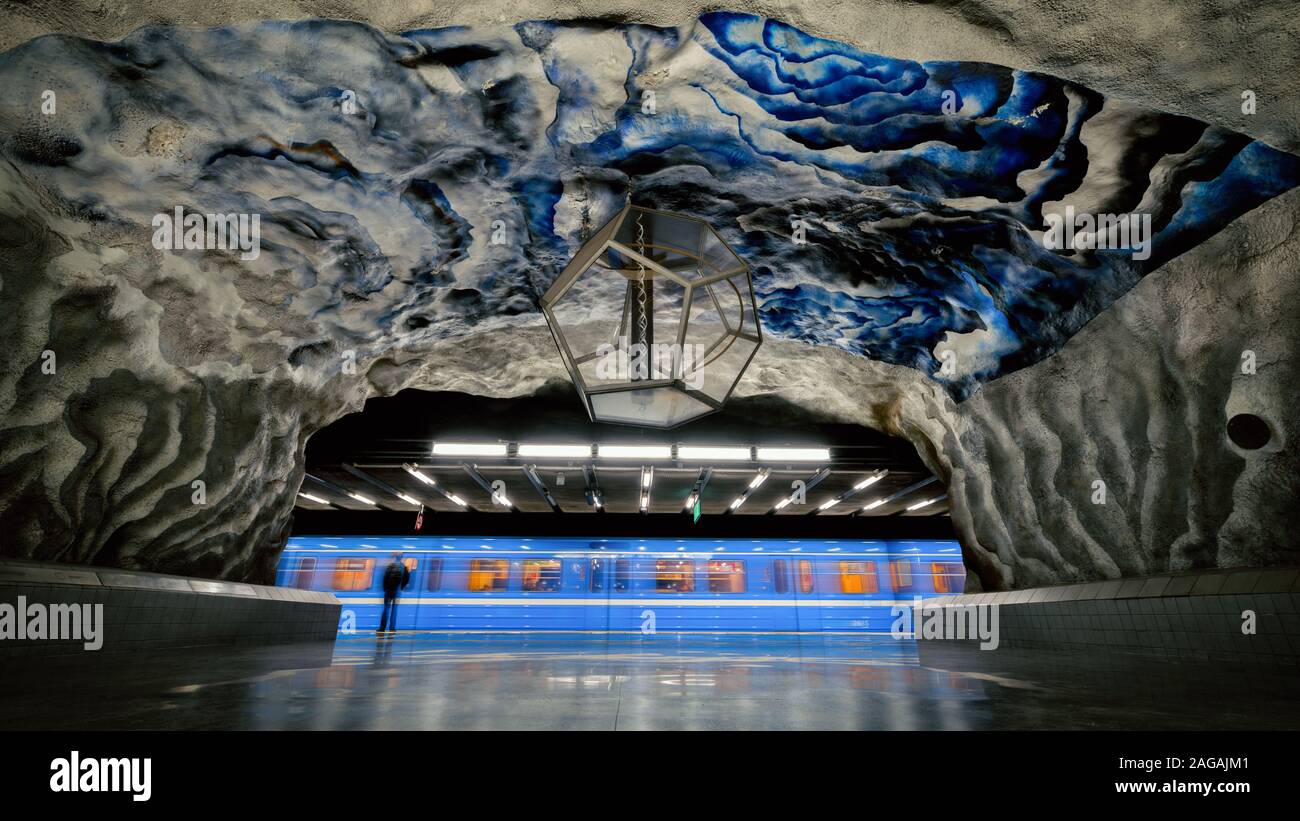 Blue subway train hi-res stock photography and images - Alamy