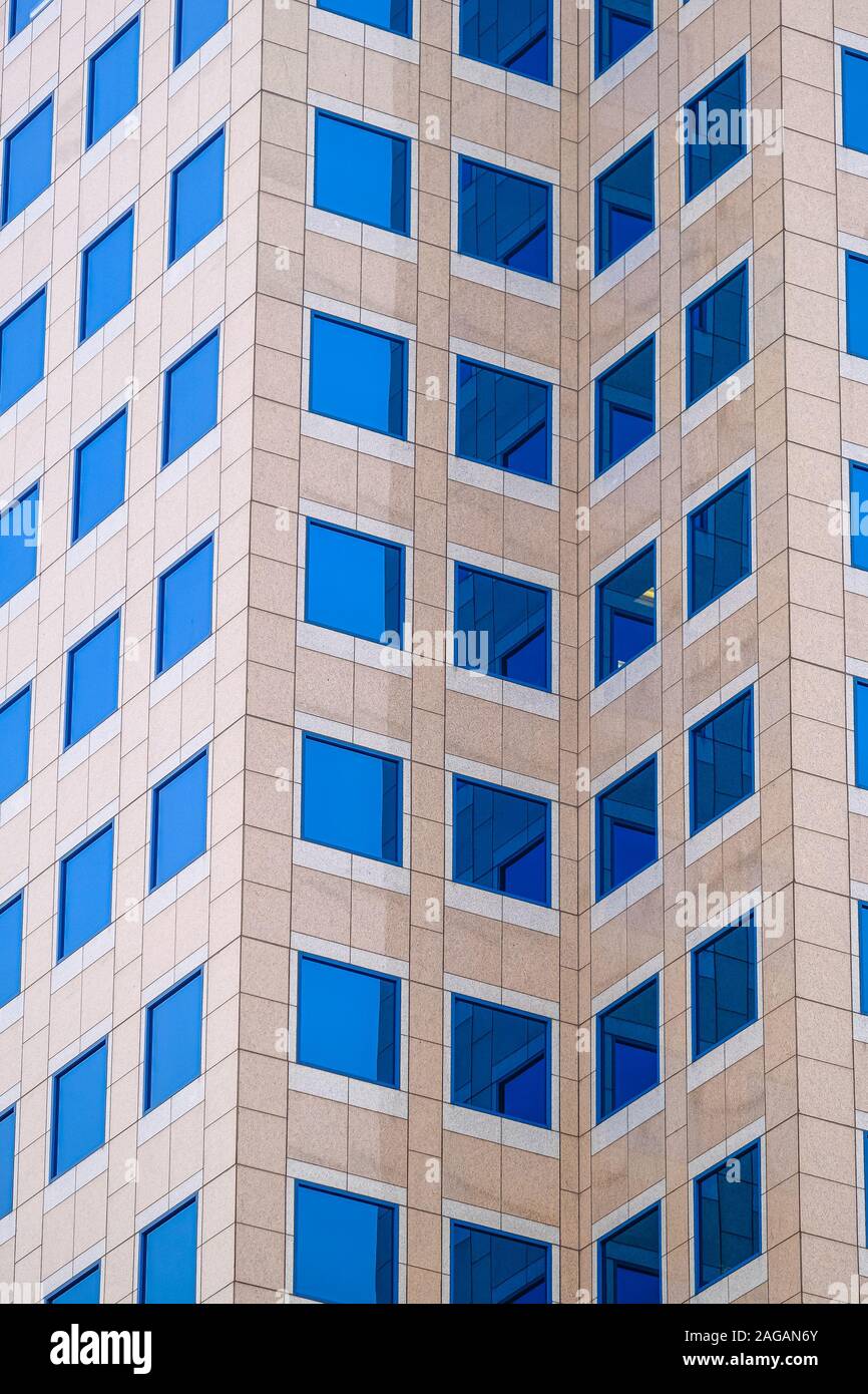 Windows in business tower hi-res stock photography and images - Alamy