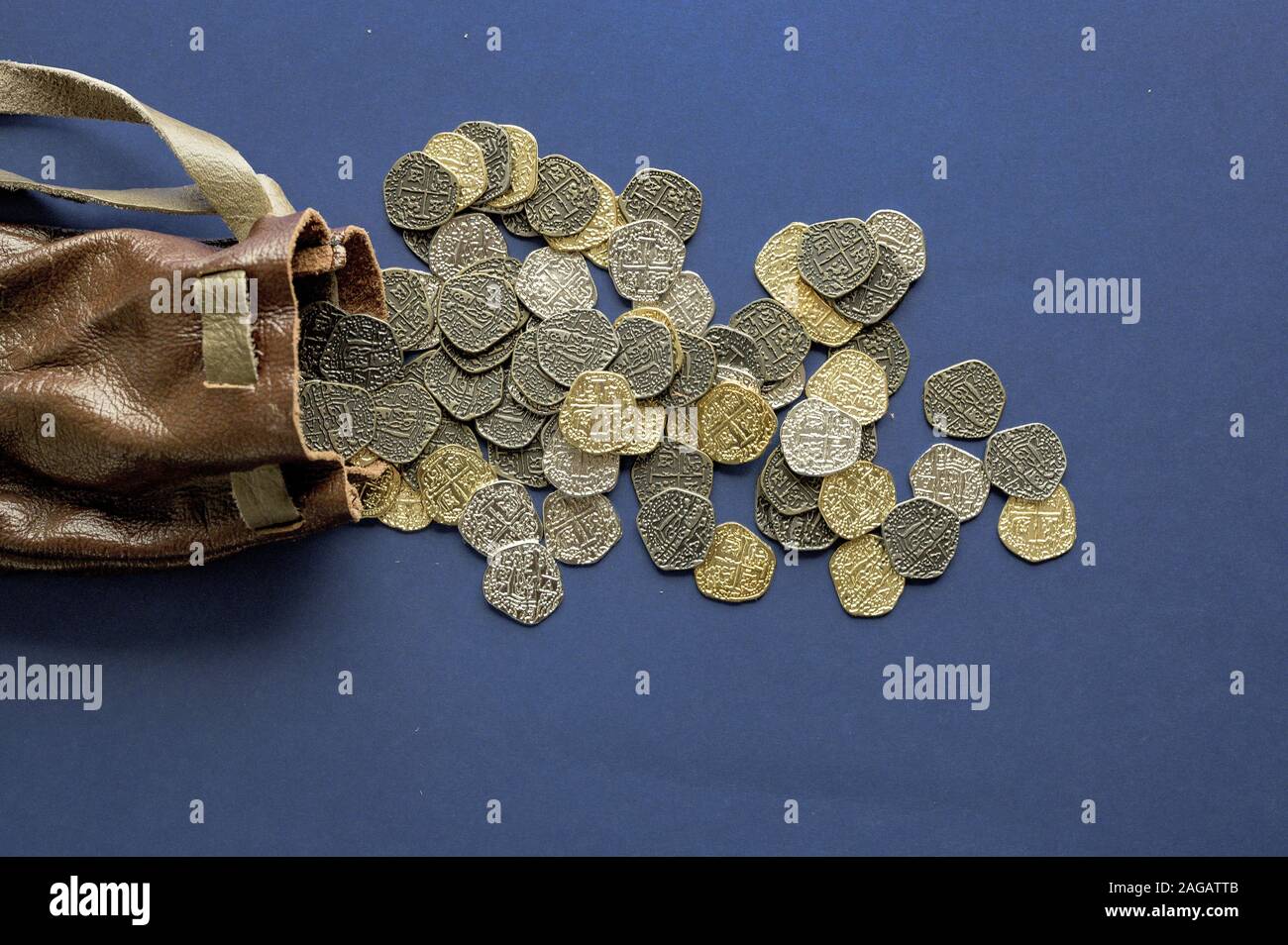 Spilled gold coins hi-res stock photography and images - Alamy
