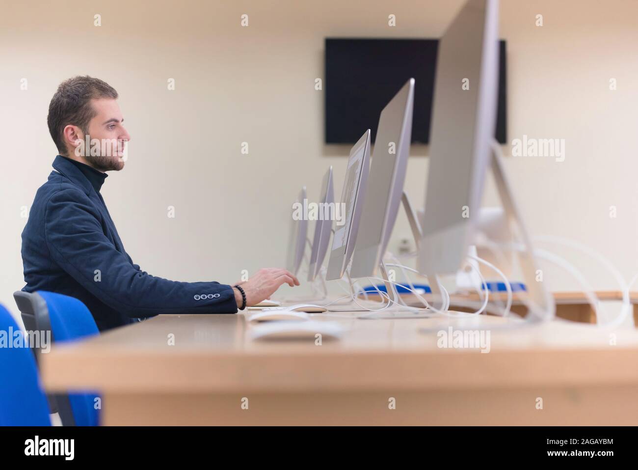 Computer pc computering monitor hi-res stock photography and images - Alamy