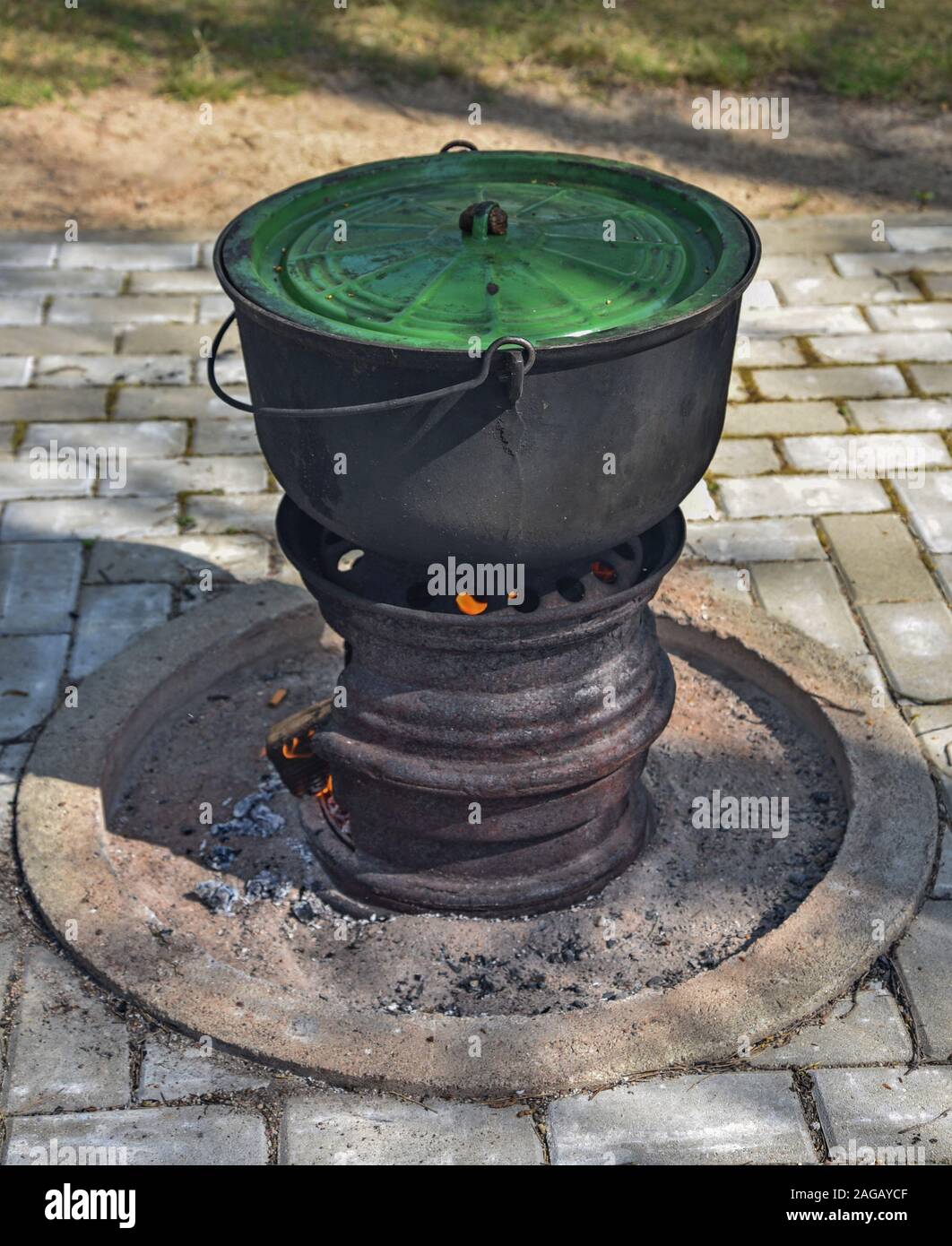 Food in pots hi-res stock photography and images - Alamy