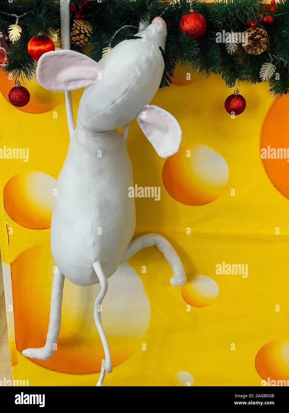 white mouse toy at the Christmas tree with gifts for the new year Stock ...