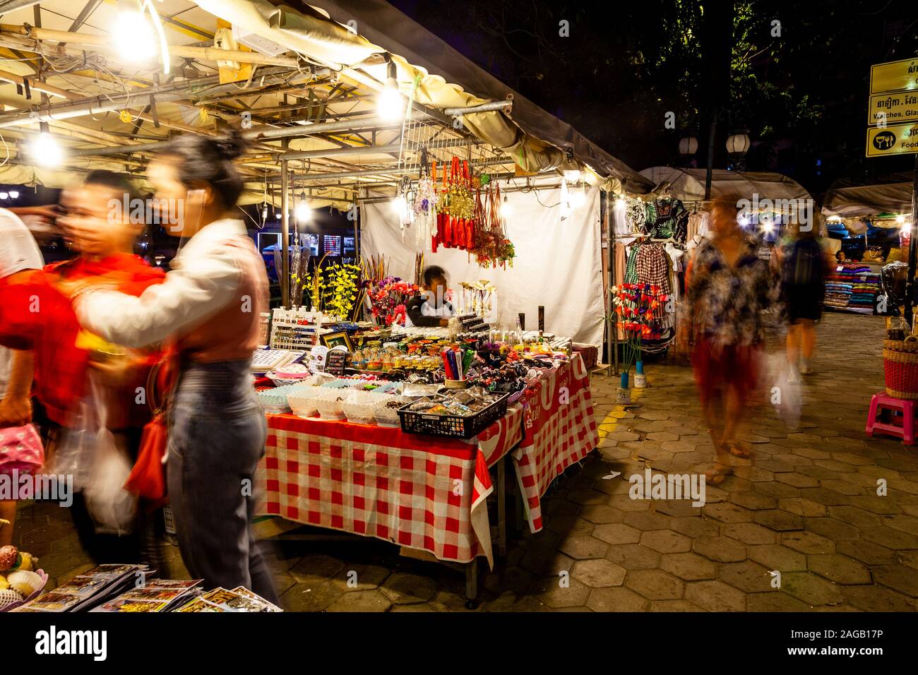 Cambodia phnom penh night market hi-res stock photography and images ...