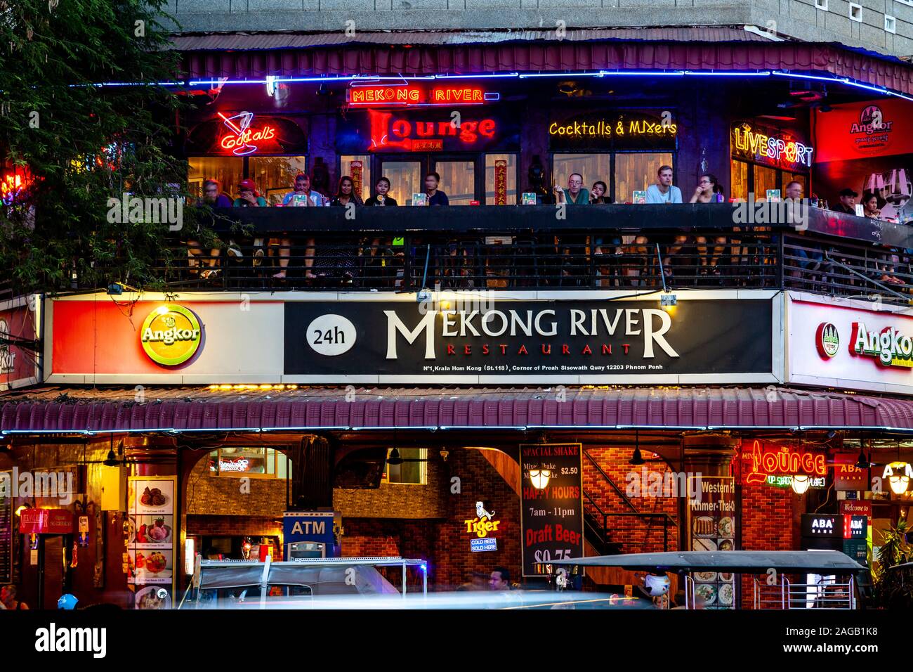Riverside cafe asia hi-res stock photography and images - Alamy