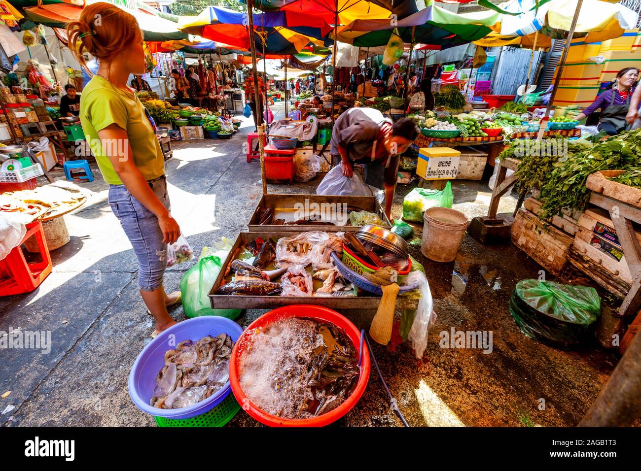 Old woman buying fish hi-res stock photography and images - Alamy
