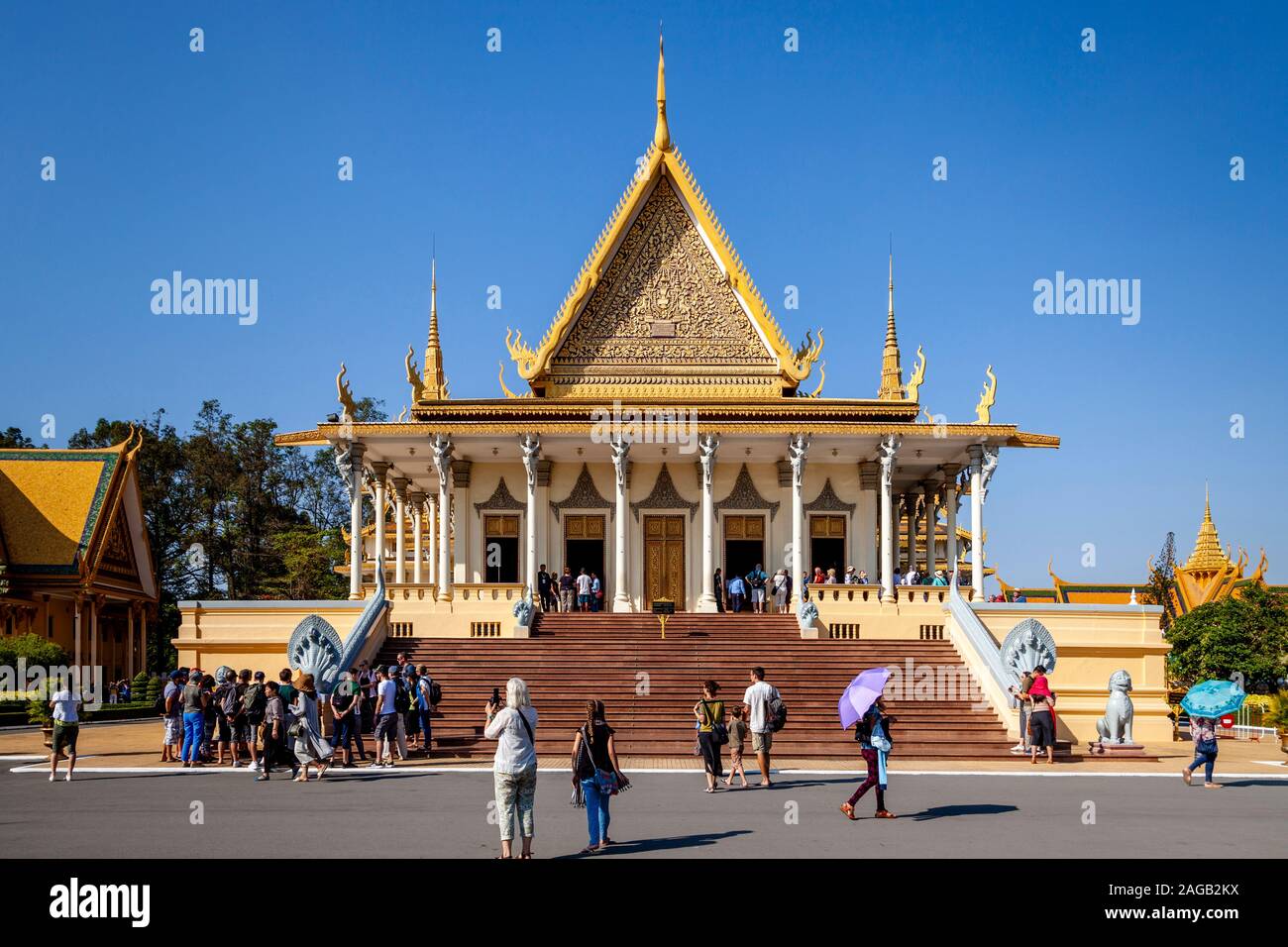the-throne-hall-at-the-royal-palace-phnom-penh-cambodia-stock-photo
