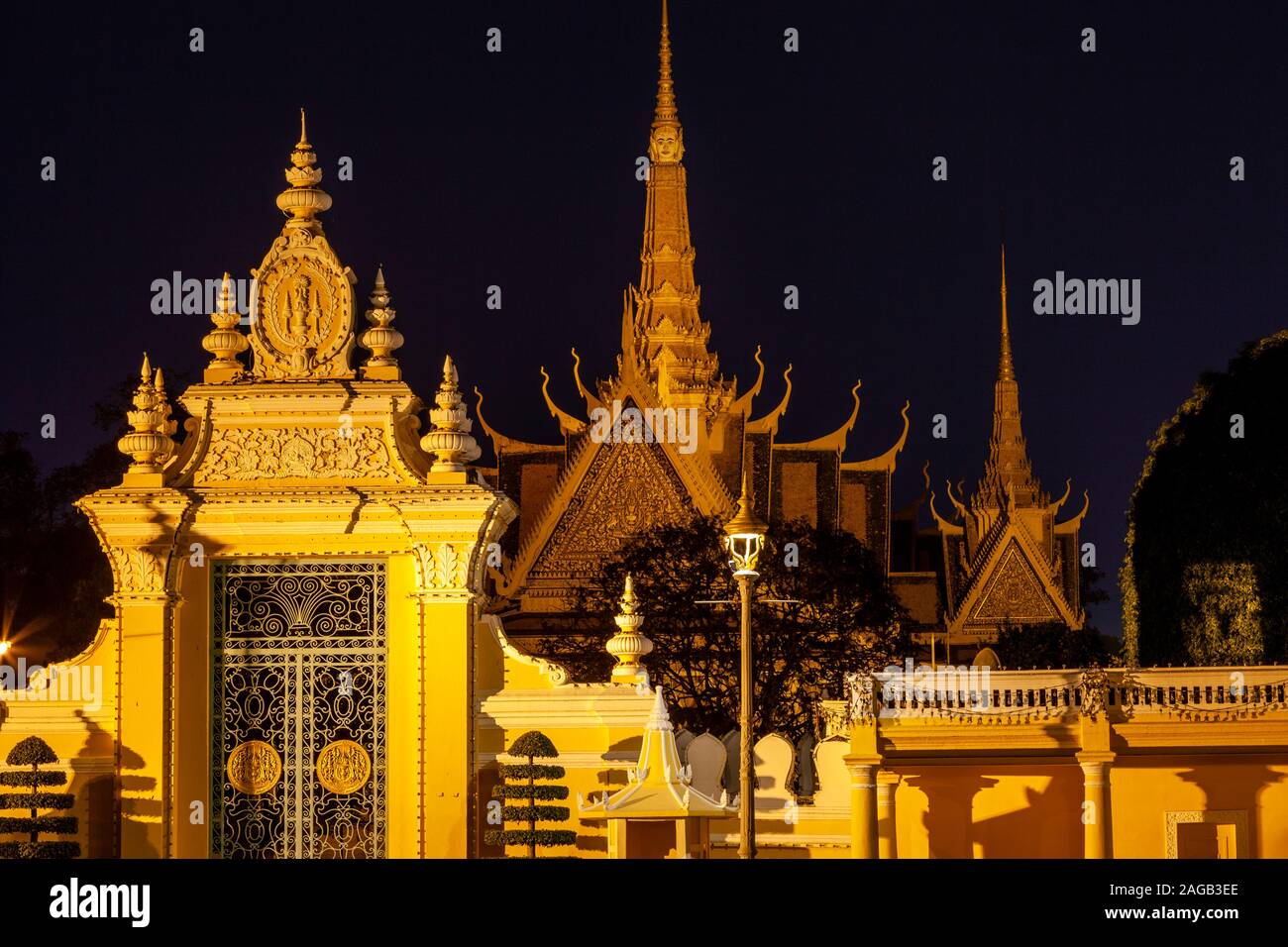 The Royal Palace Of Cambodia At Night, Phnom Penh, Cambodia Stock Photo ...