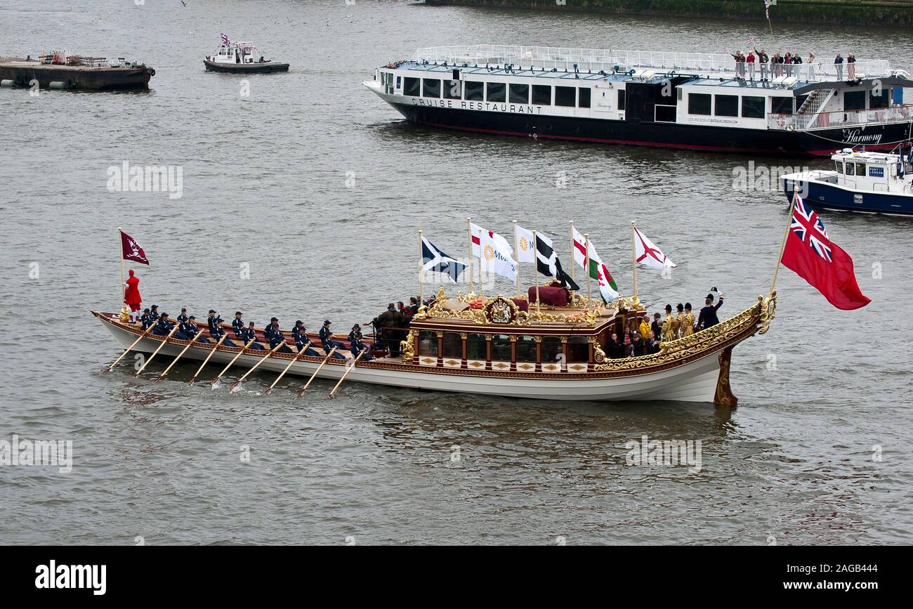 Queen elizabeth ii february 6 1952 hi-res stock photography and images ...