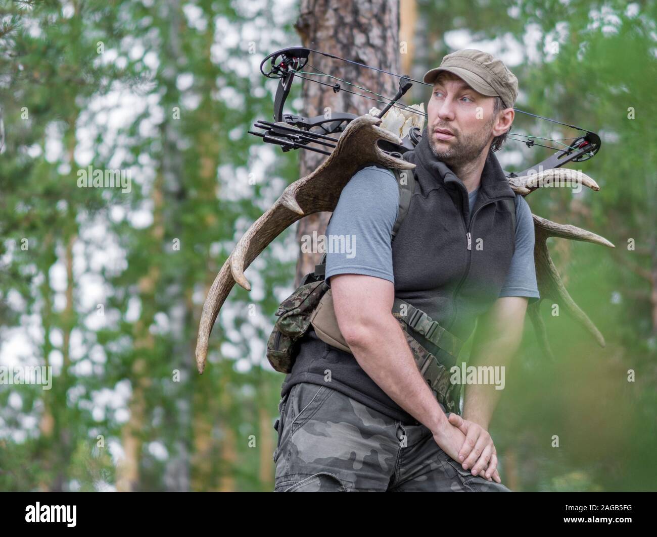 Male bow hunter in camouflage hi-res stock photography and images - Alamy