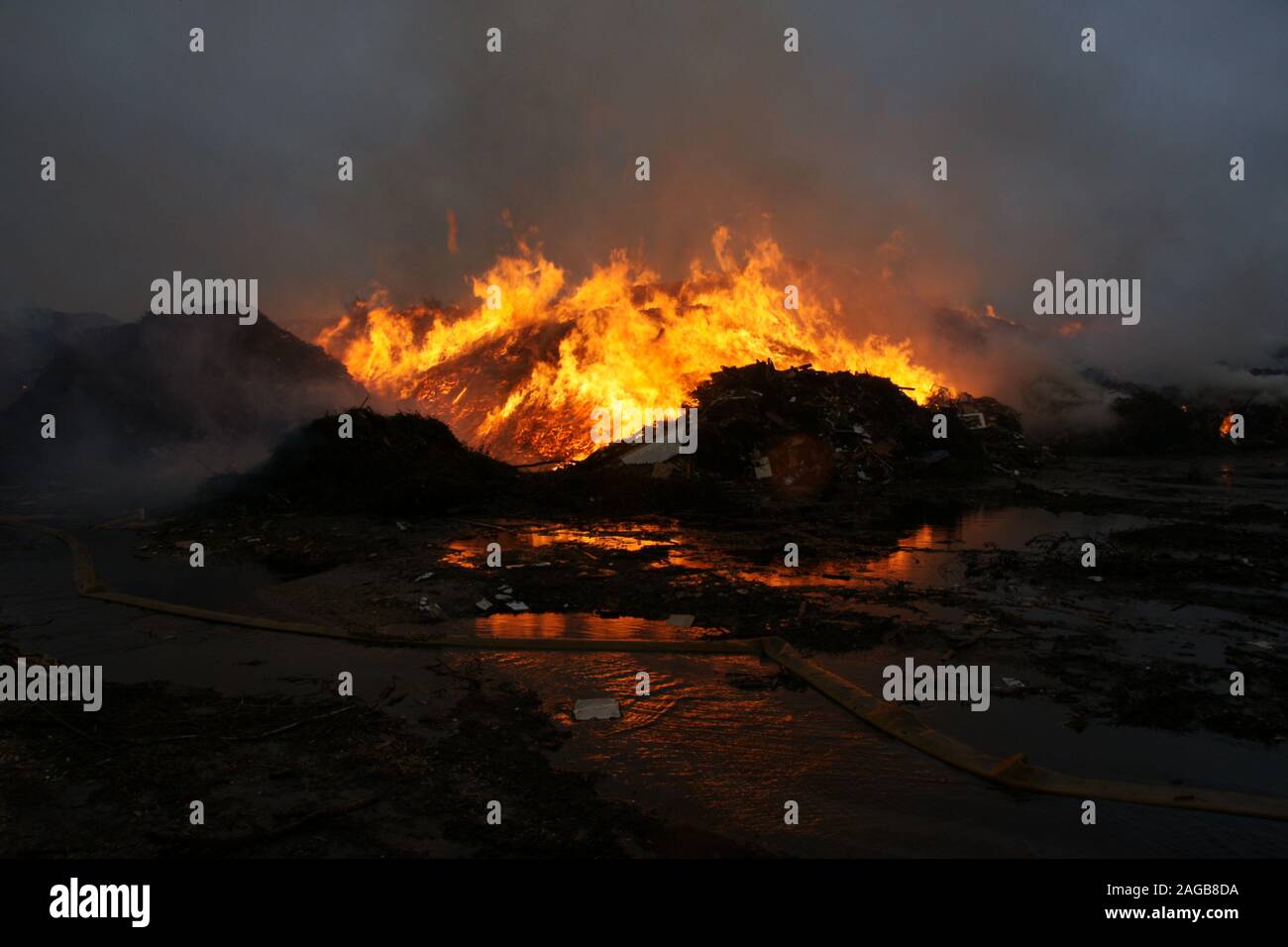 Rubbish fire hi-res stock photography and images - Alamy