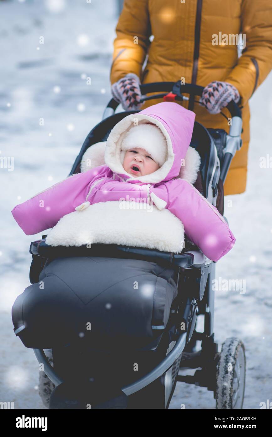Mum child snow hi-res stock photography and images - Alamy
