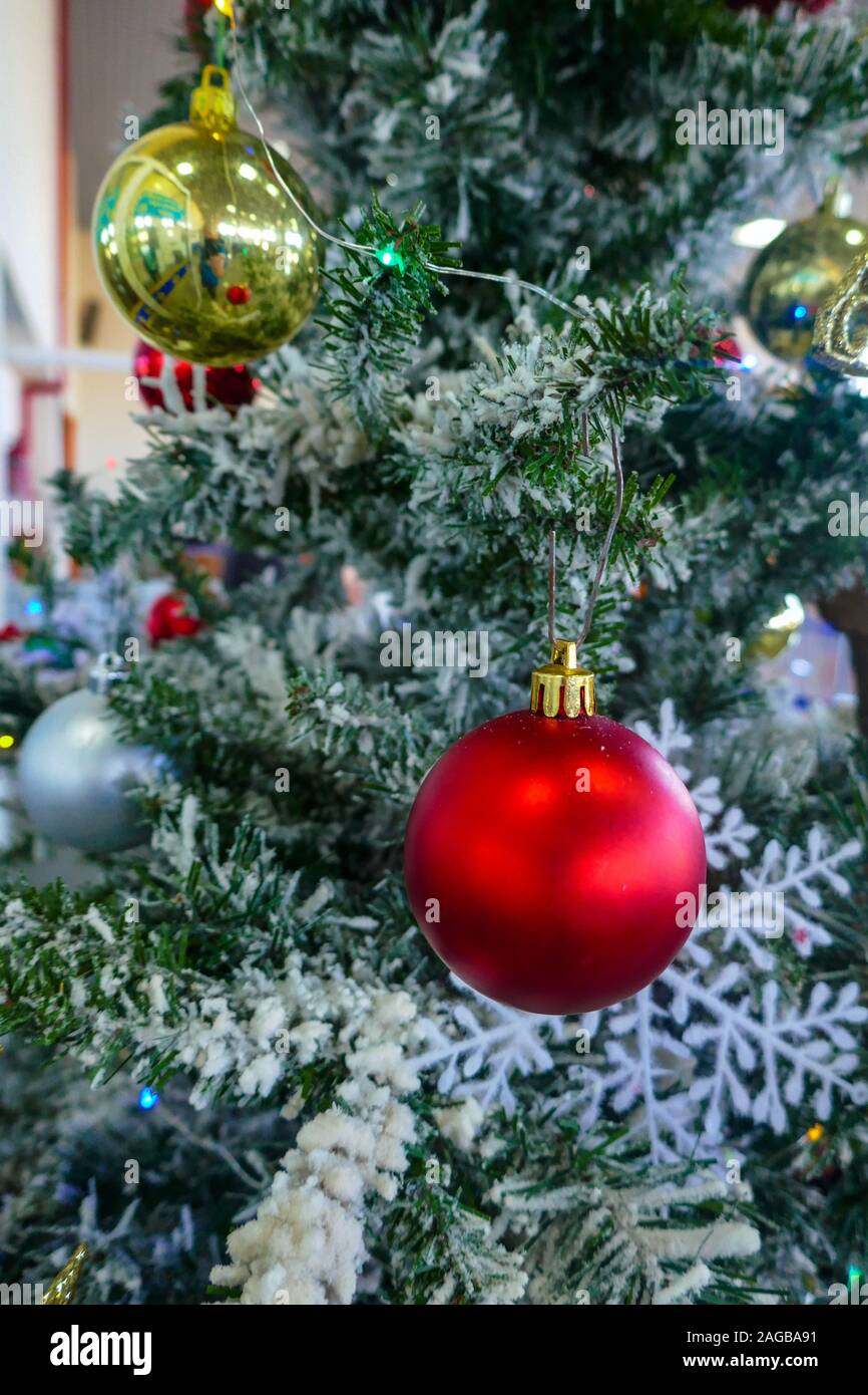 Christmas red ball bauble tree hi-res stock photography and images - Alamy
