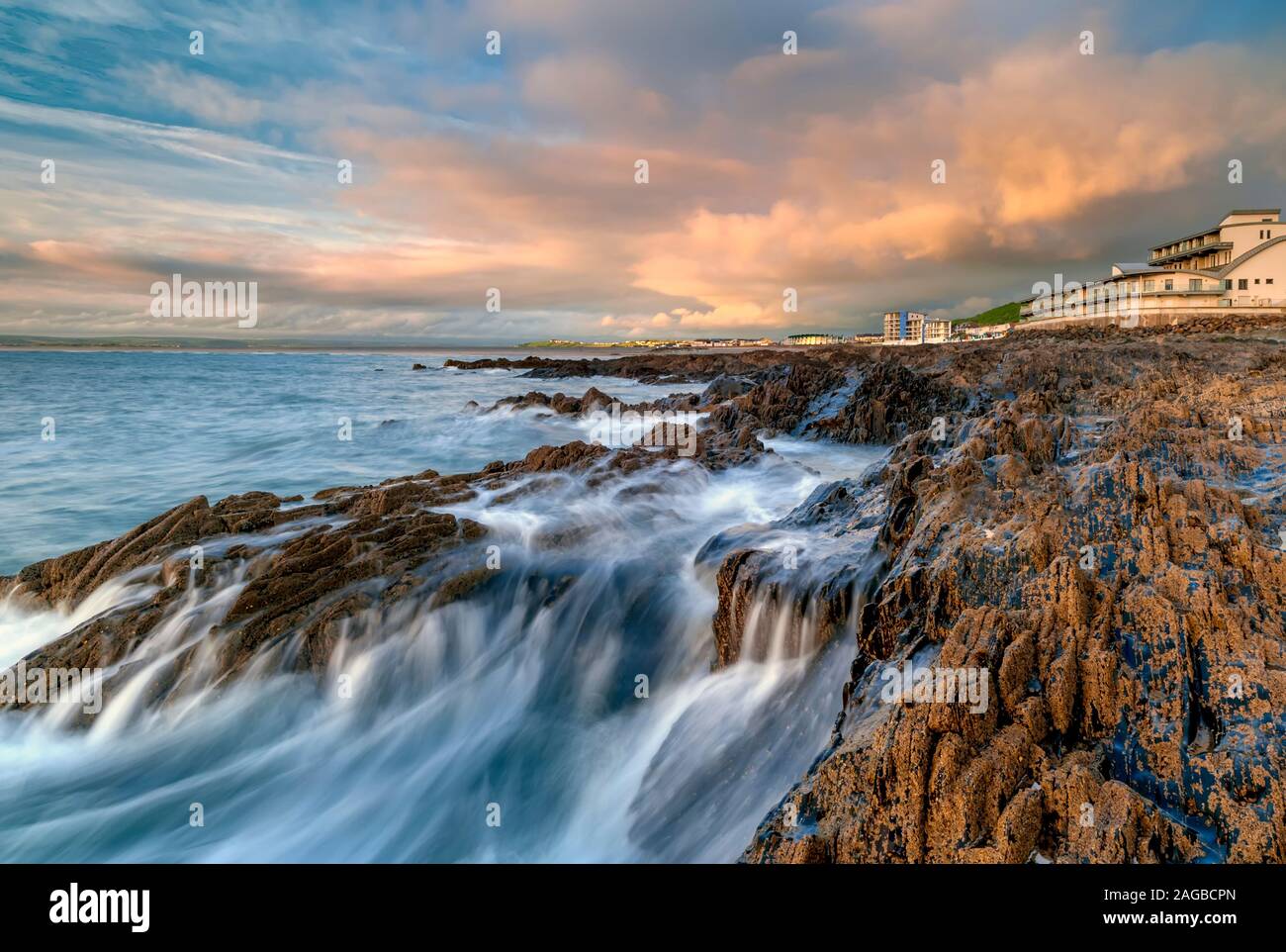 Tide over rocks hi-res stock photography and images - Alamy