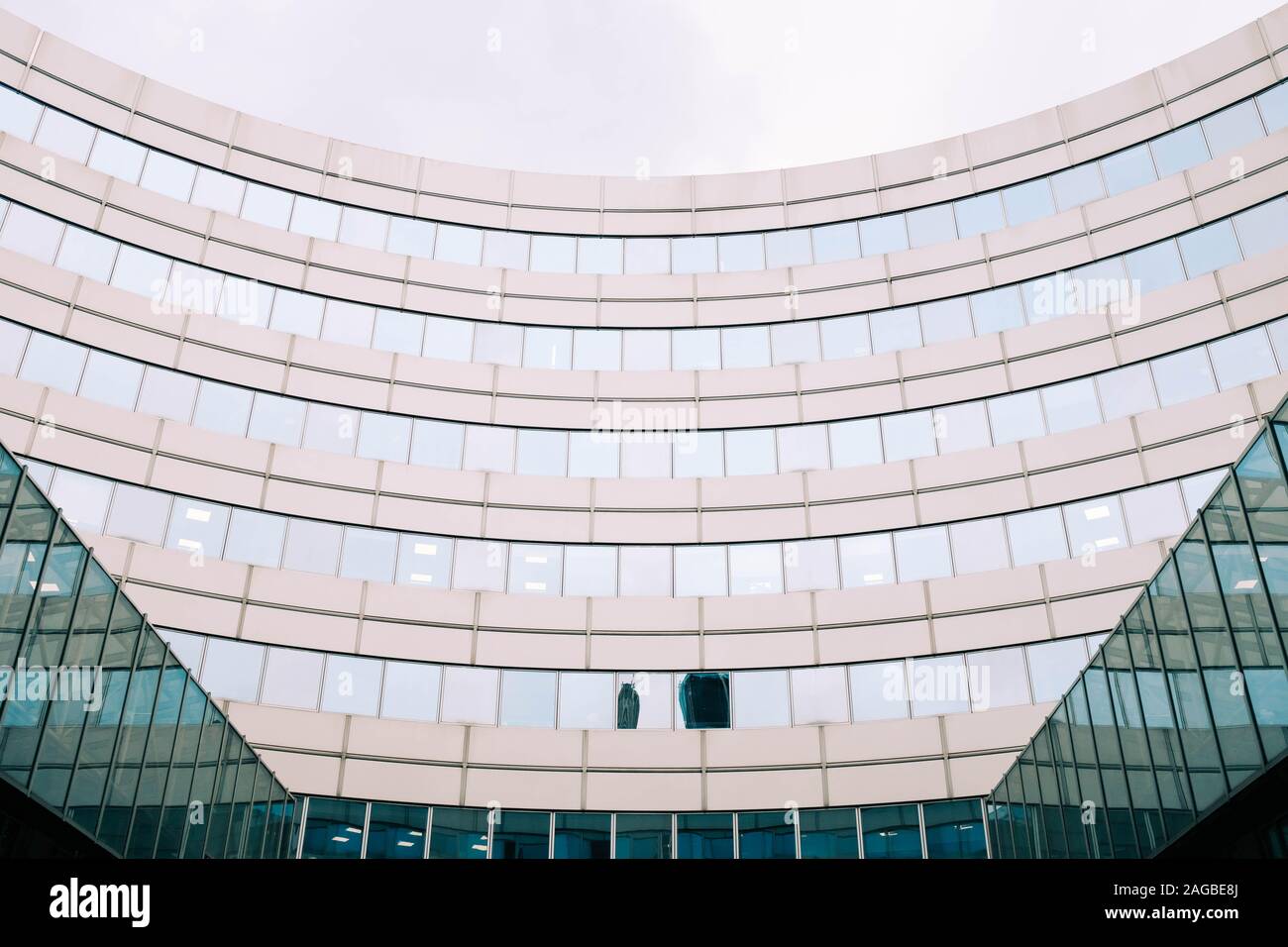 Grey skyscraper blue windows hi-res stock photography and images - Alamy