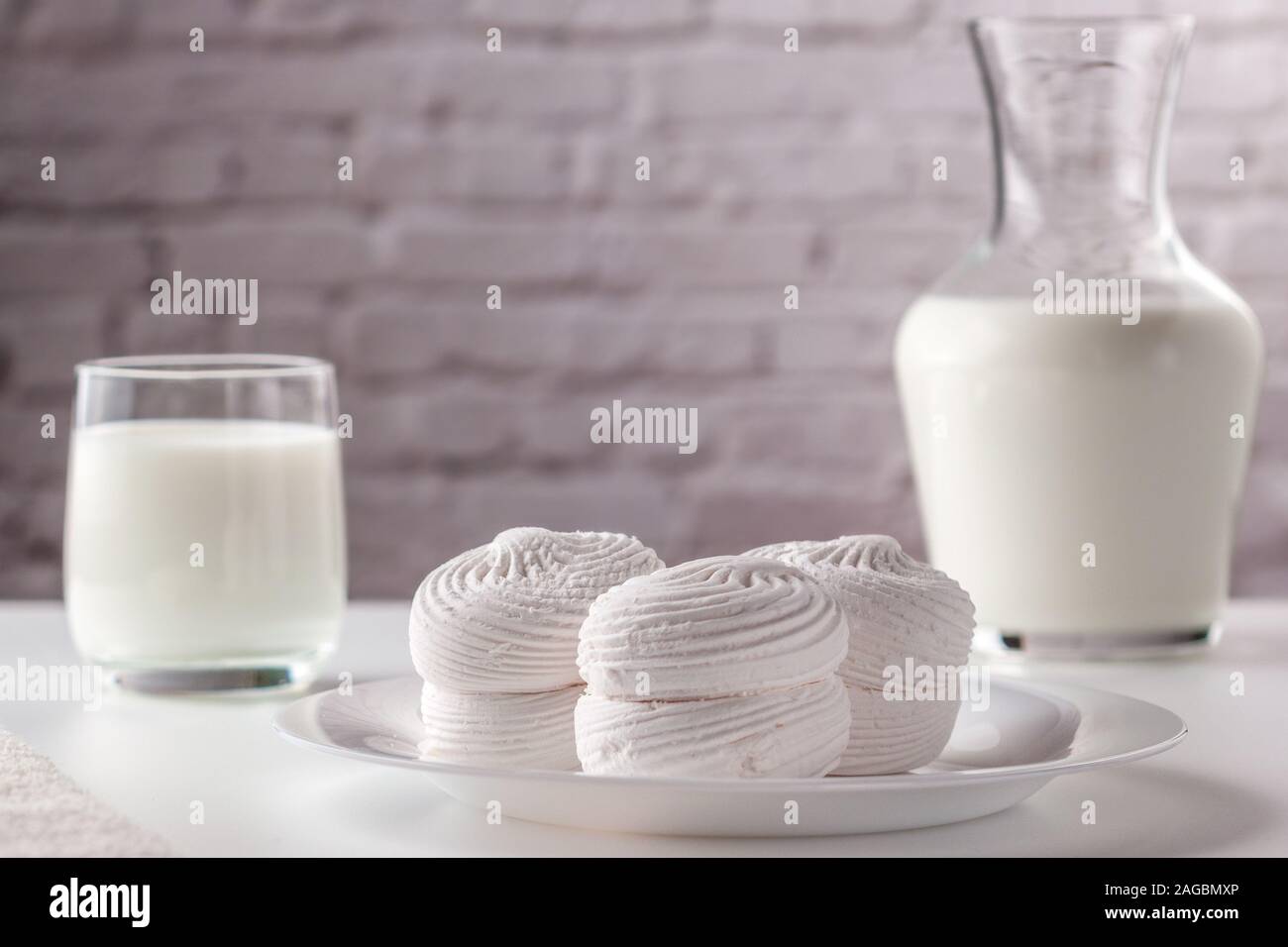 White sweet marshmallows on hi-res stock photography and images - Alamy