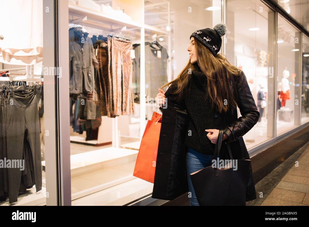 Cute girl looking shop window fashion store Stock Photo - Alamy