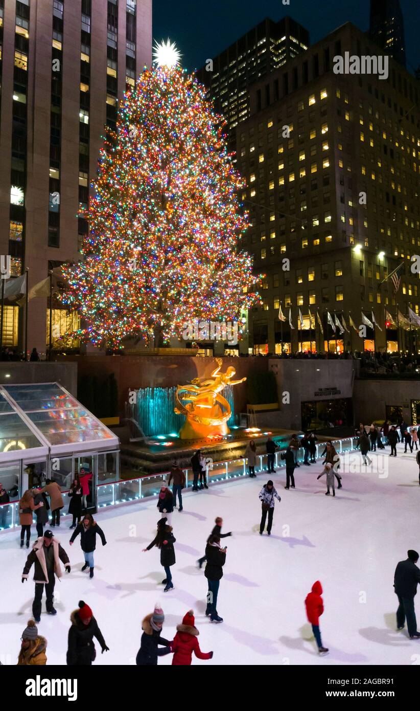 Rockefeller center christmas tree hi-res stock photography and images ...