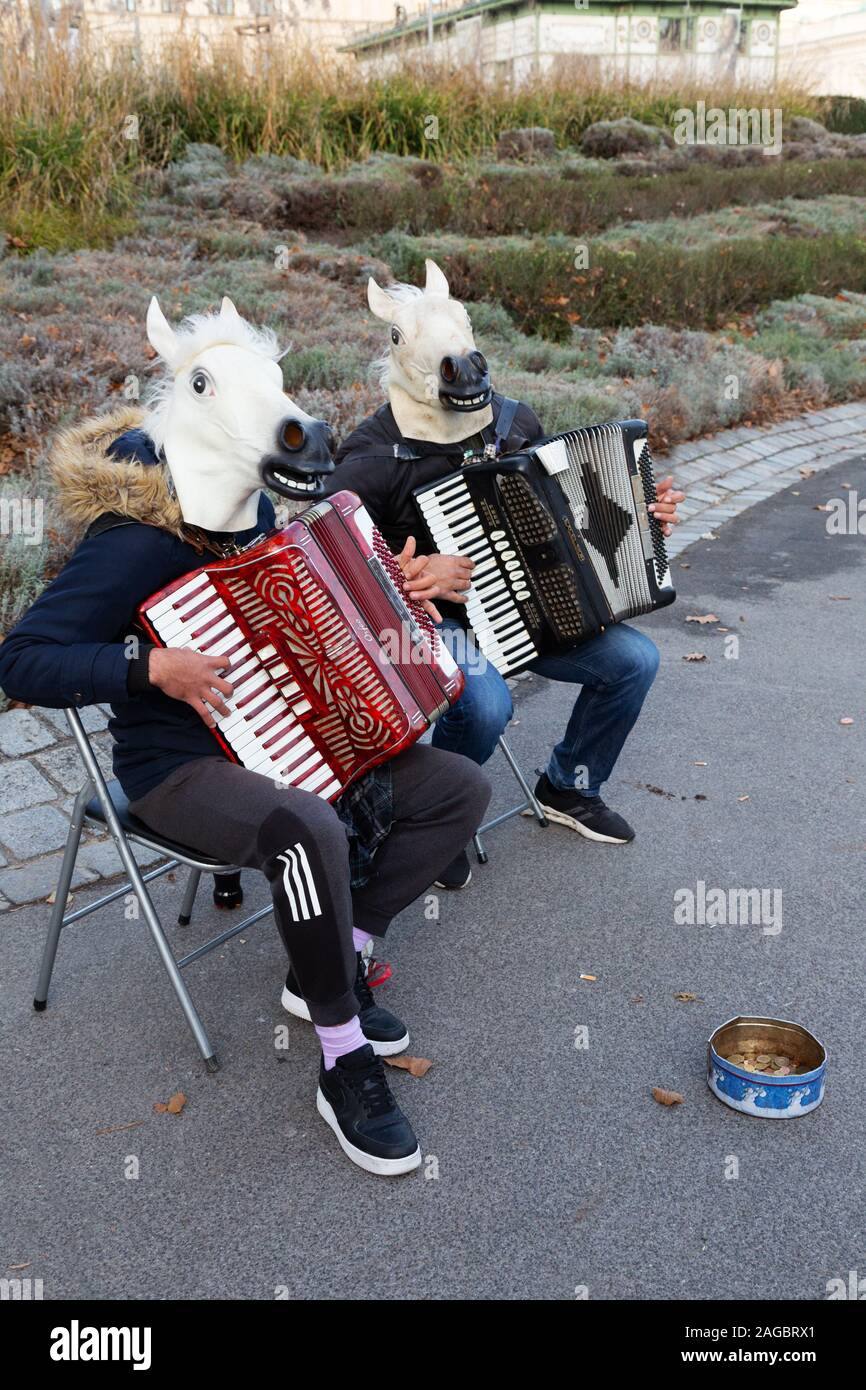 Vienna austria street musicians hi-res stock photography and images - Alamy