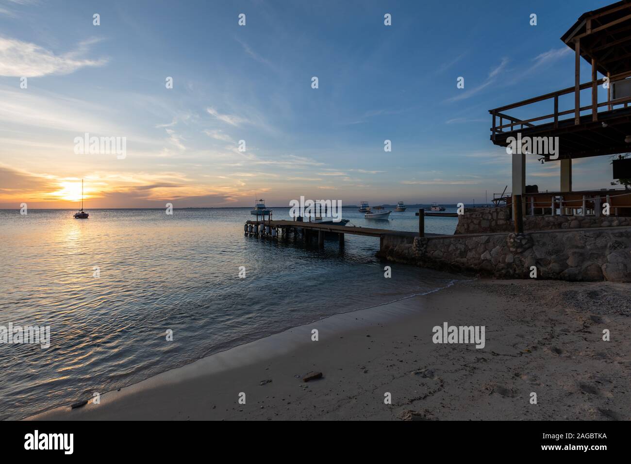 Breathtaking scenery of the sun setting over the ocean in Bonaire ...