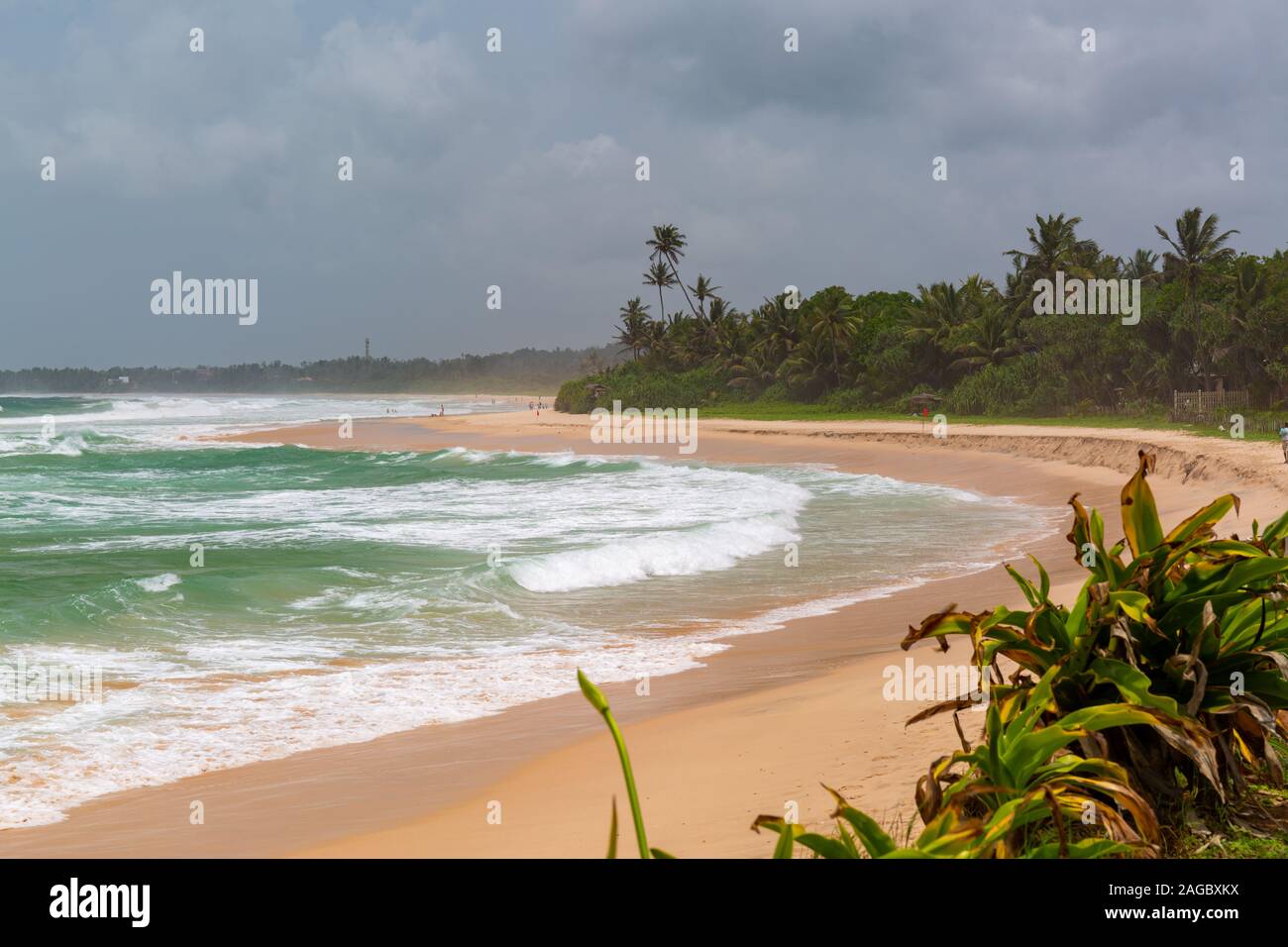 Ocean waves moving towards sandy hi-res stock photography and images ...