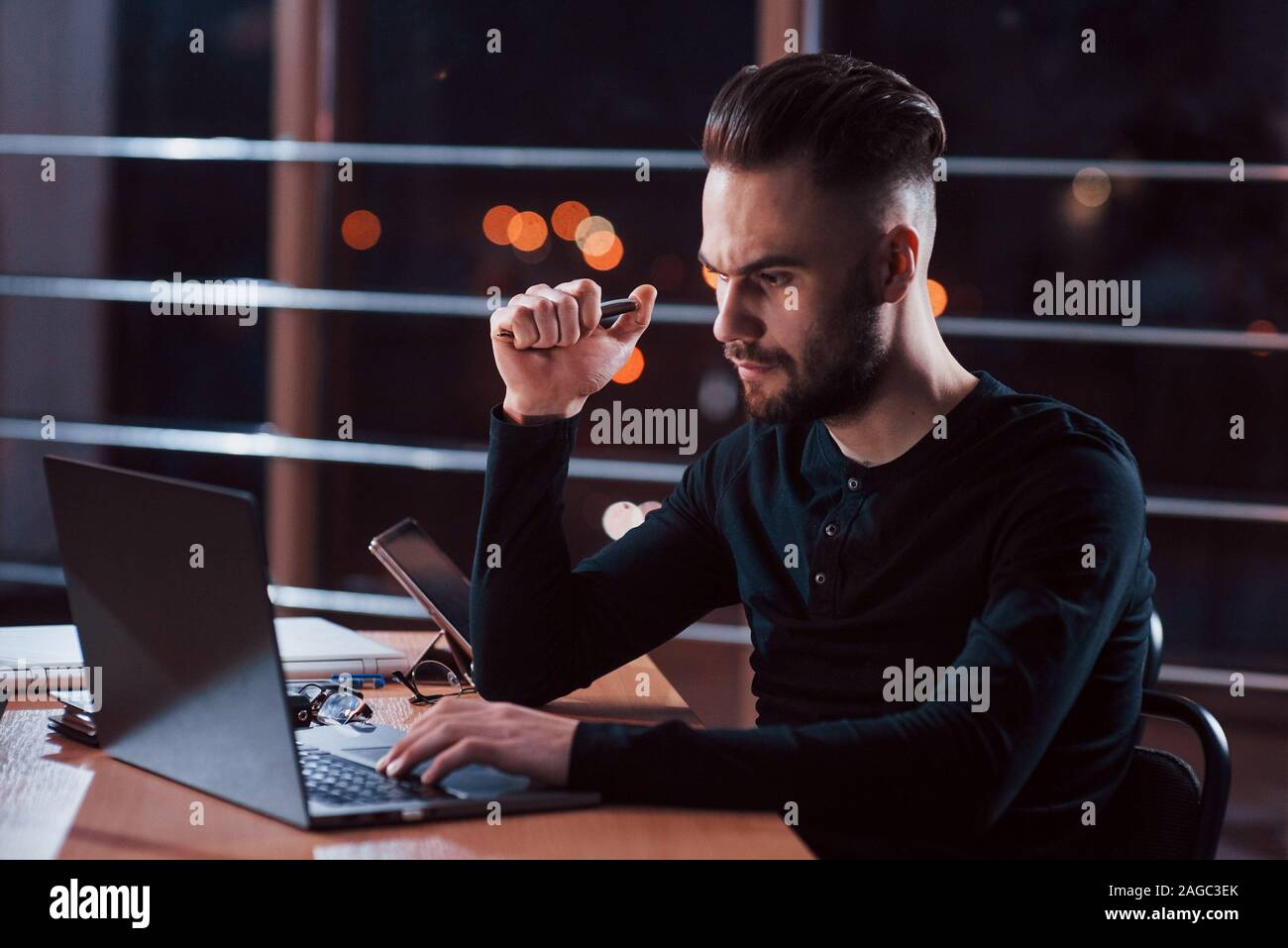 Conversation tense hi-res stock photography and images - Alamy