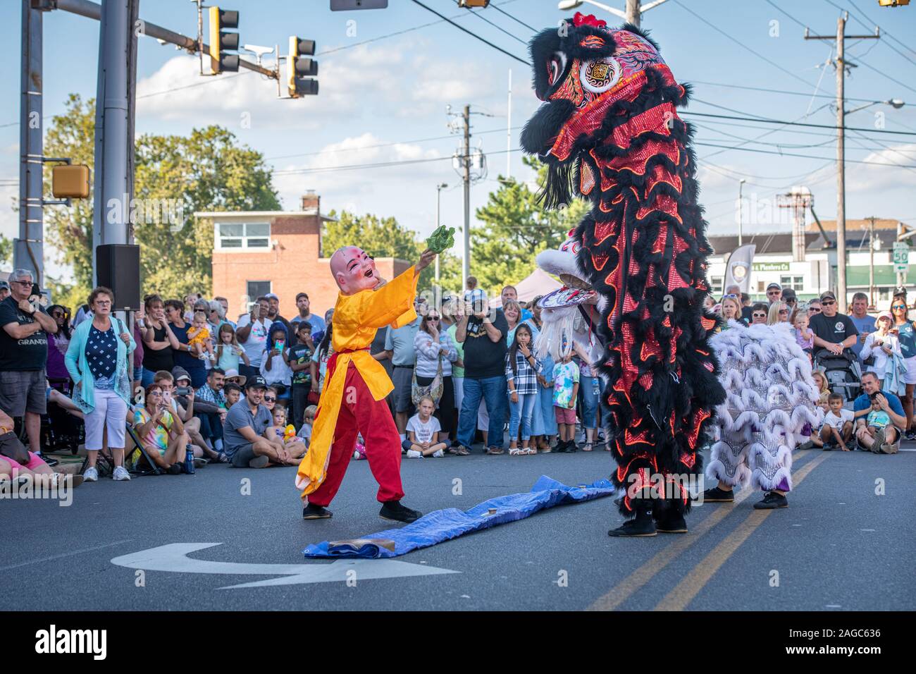 Chinese lion dance hi-res stock photography and images - Alamy