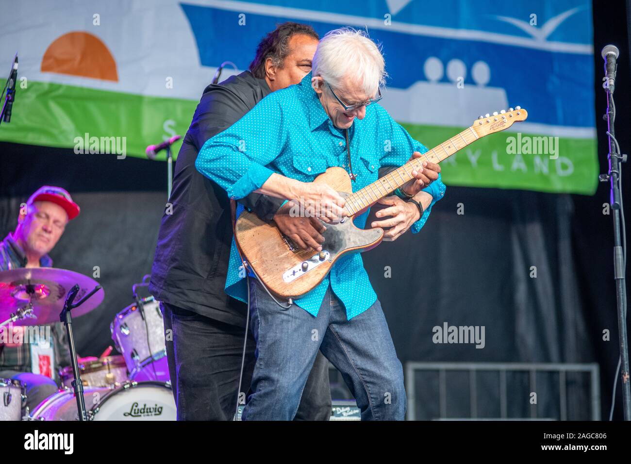 Daryl Davis playing Bill Kerchin's guitar at the 2019 National Folk ...