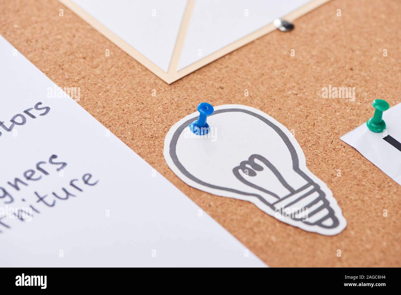 card with idea sign pinned on cork office board Stock Photo - Alamy