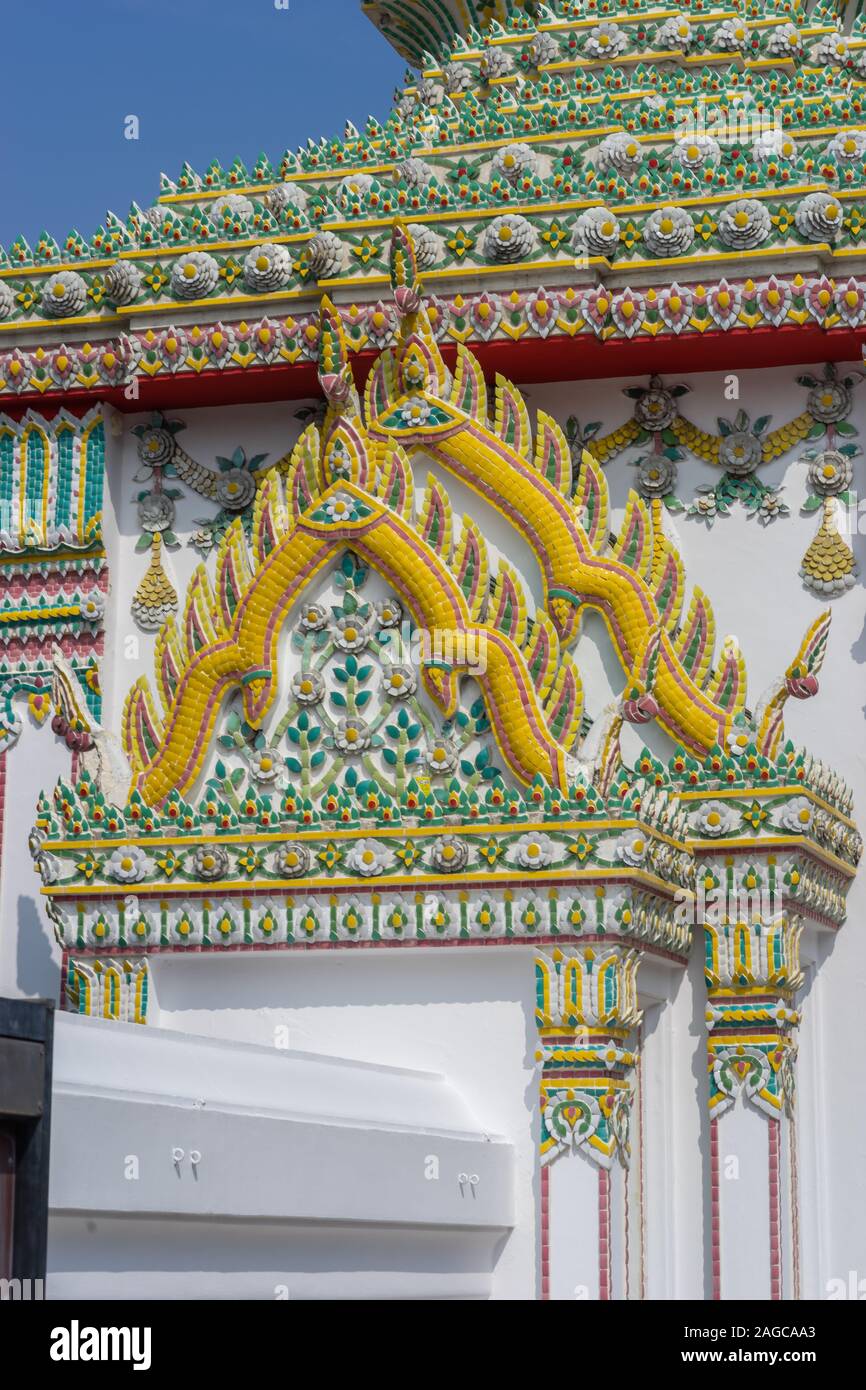 The ornamental elements of the Grand Palace in Bangkok are worth every ...