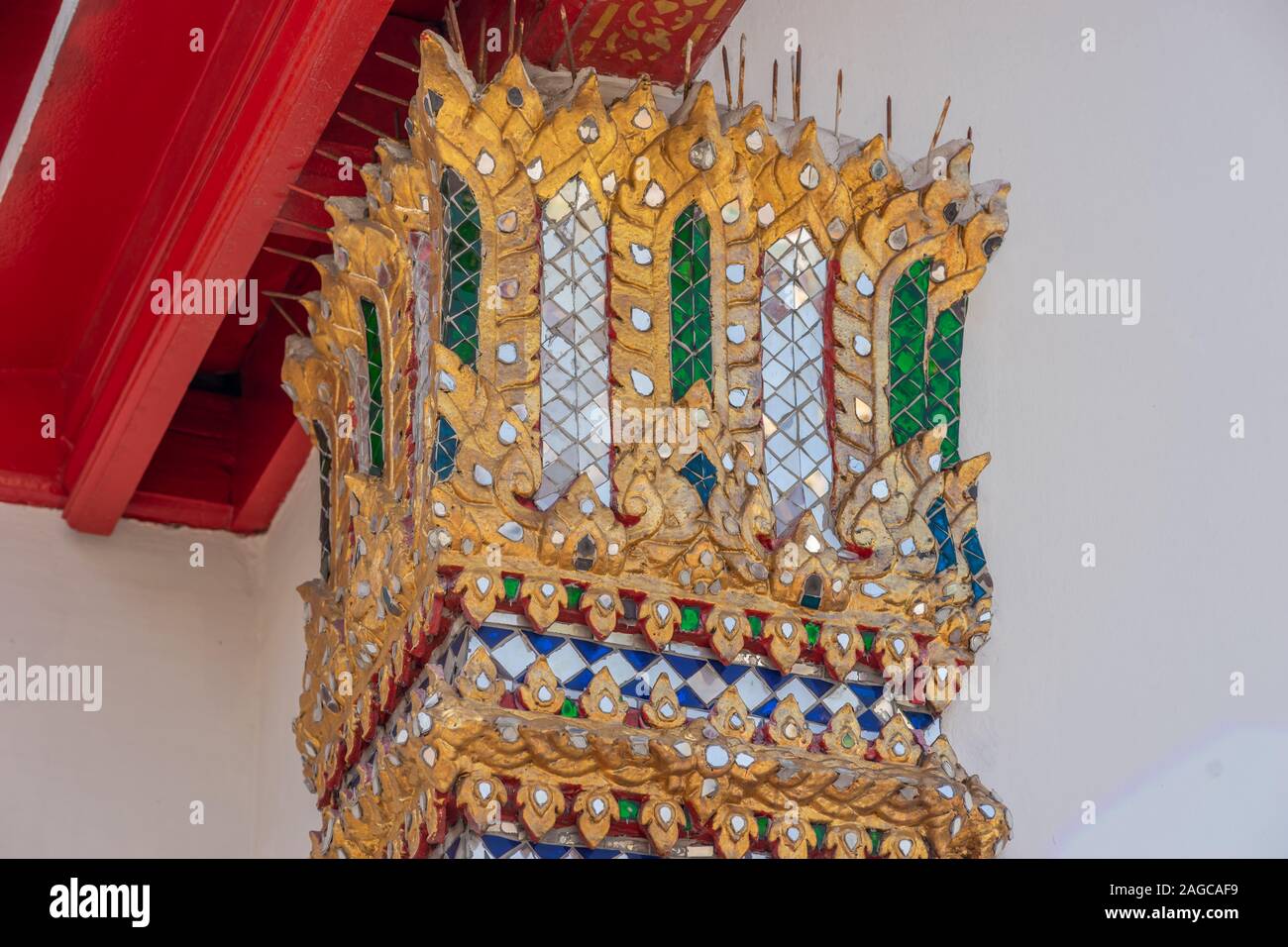The ornamental elements of the Grand Palace in Bangkok are worth every ...