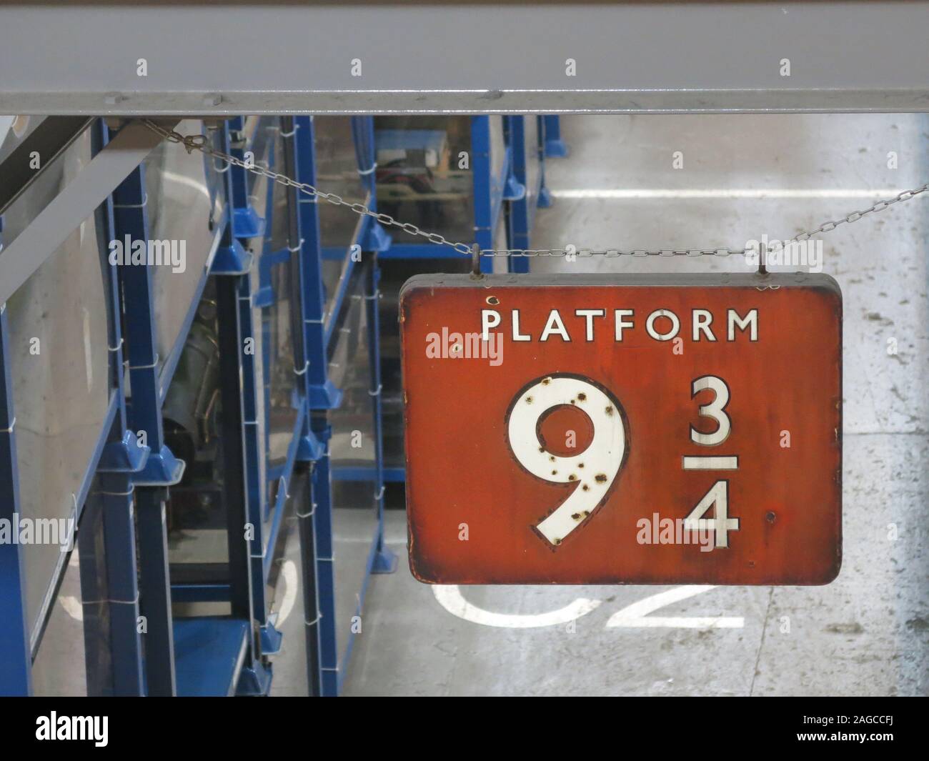 Platform nine and three quarters hi-res stock photography and images ...