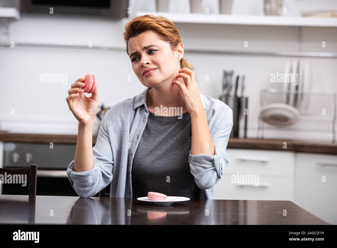 Woman scratch neck hi-res stock photography and images - Alamy