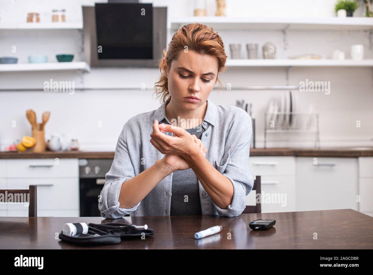 Scratching hand hi-res stock photography and images - Alamy