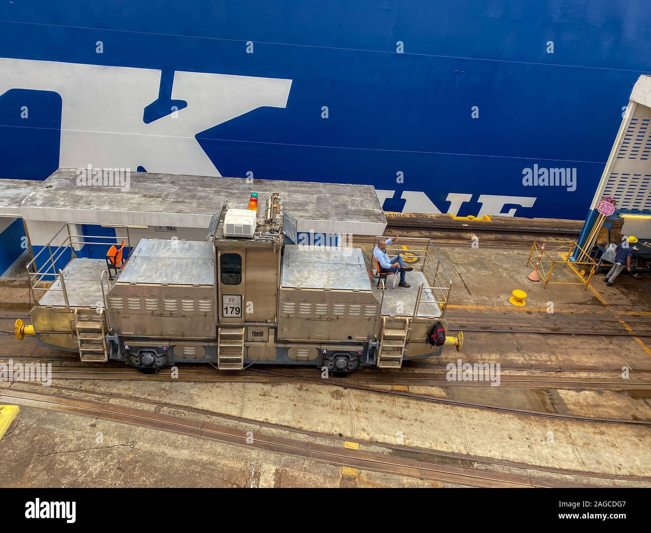 Panama canal construction workers hi-res stock photography and images ...