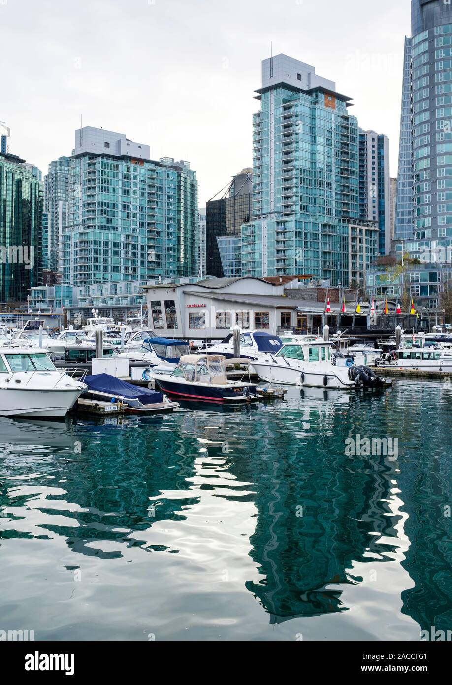 Coal harbour vancouver boats hi-res stock photography and images - Alamy