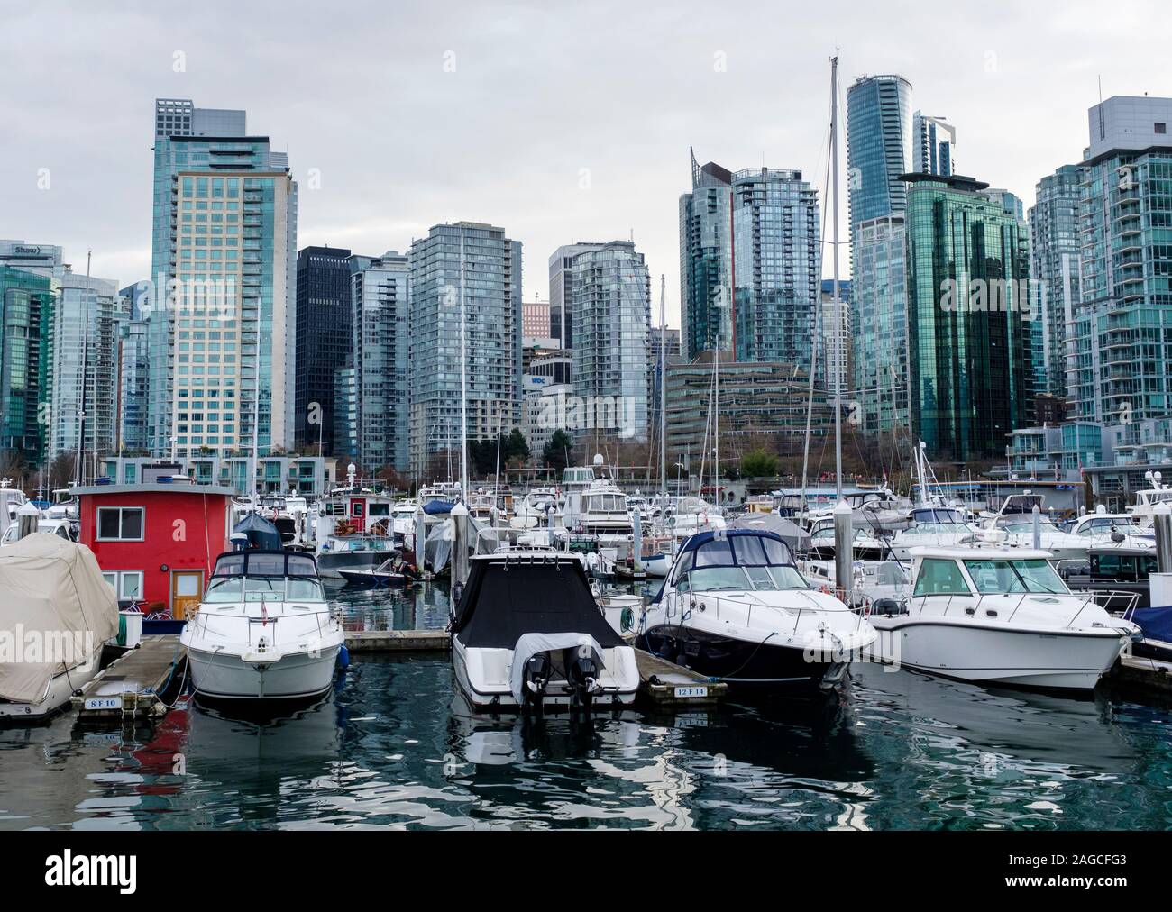 Coal harbour vancouver boats hi-res stock photography and images - Alamy