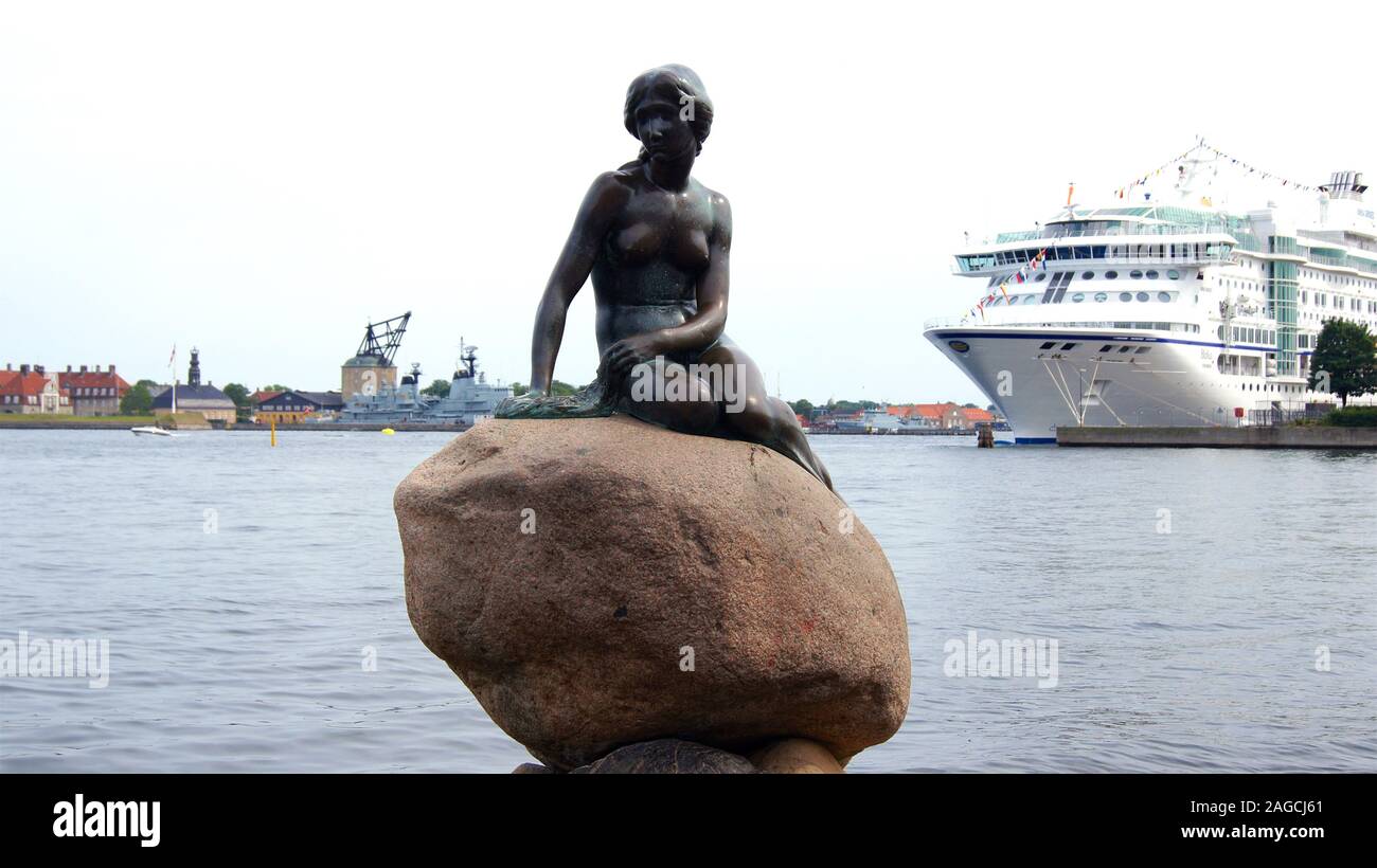 COPENHAGEN, DENMARK - JUL 04th, 2015: Famous Little Mermaid in the ...