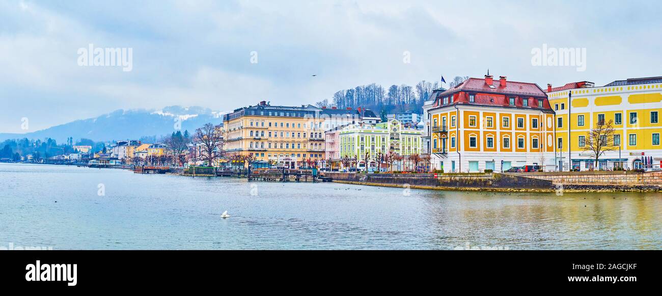 GMUNDEN, AUSTRIA - FEBRUARY 22, 2019: The city center faces foggy ...