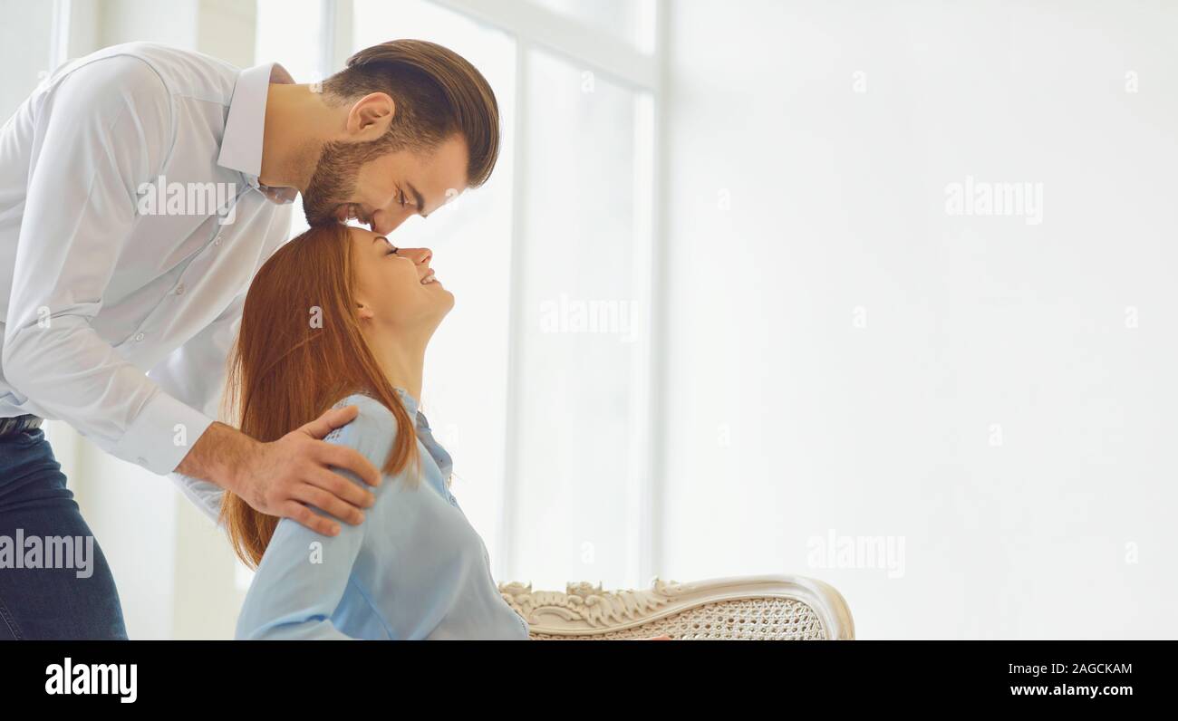 Romantic kiss hi-res stock photography and images - Alamy